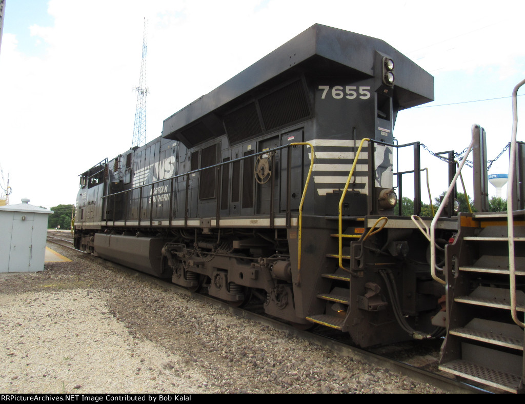 NS 7655 & UP 7944 waiting